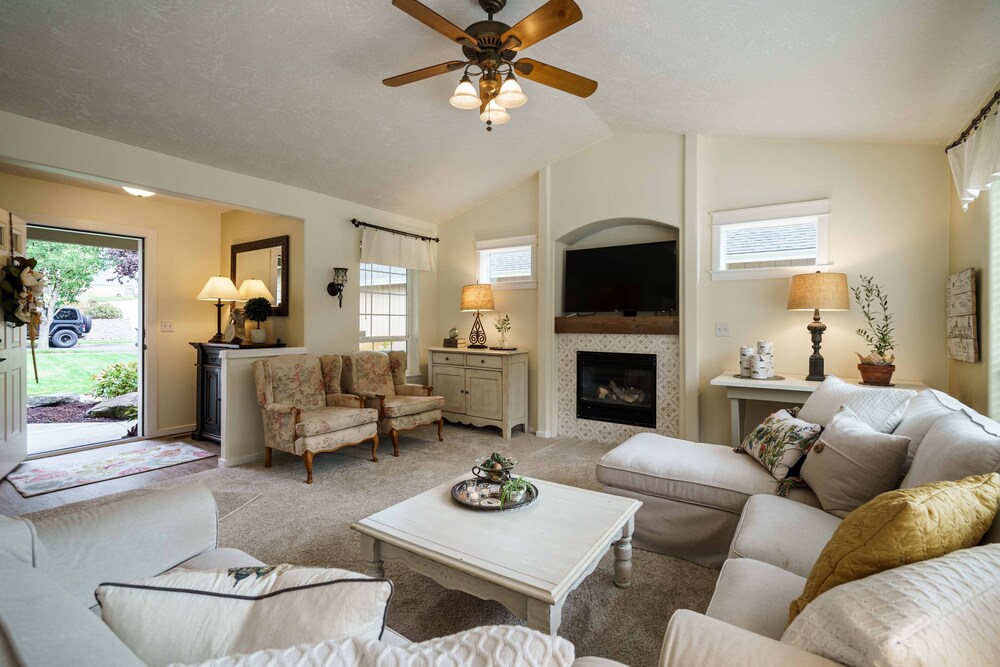 Bright Charming Home Central To Mt. Hood, The Gorge, Hood River And Vineyards - Sandy, OR