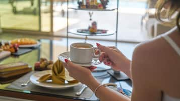 Pequeno-almoço tipo buffet diário mediante uma taxa