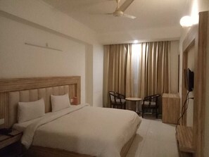 Roupa hipoalergénica, com mobília individualizada, secretária