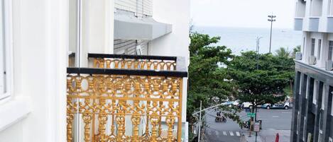 Terraço com espreguiçadeiras