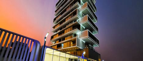 Fachada do alojamento (tarde/noite)