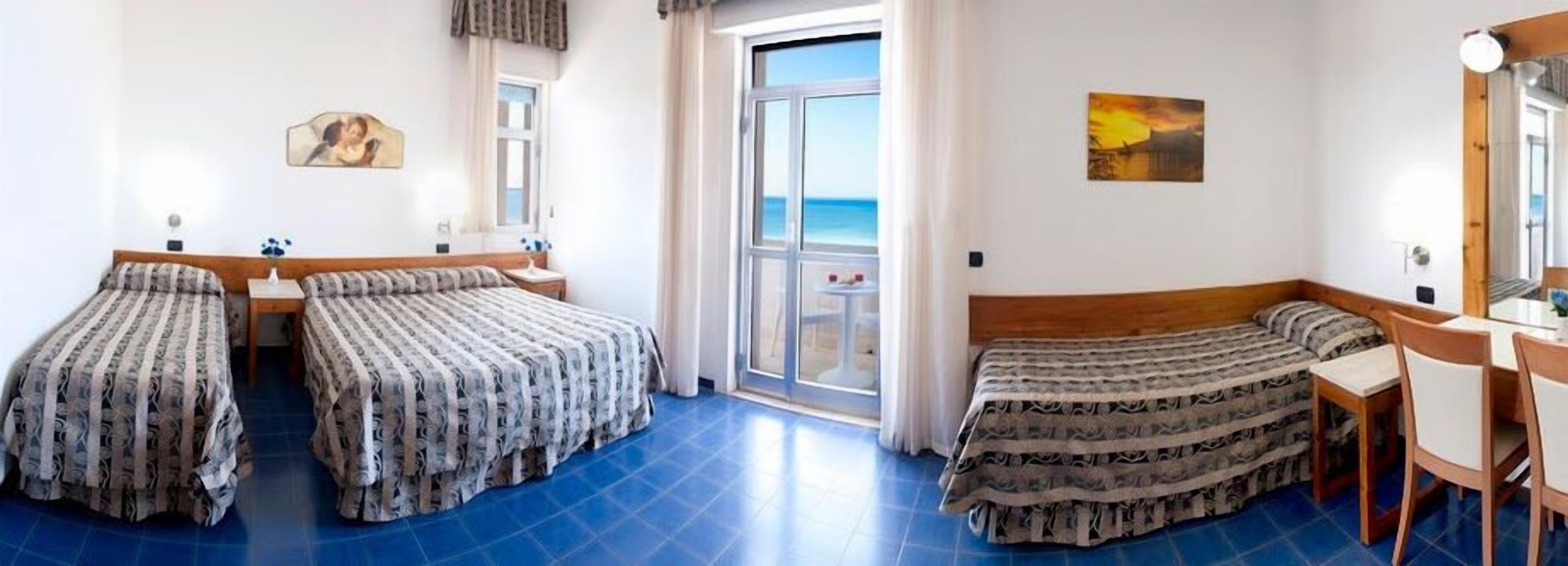 Quarto quádruplo, vista para o mar | Quartos à prova de som, Wi-Fi de cortesia