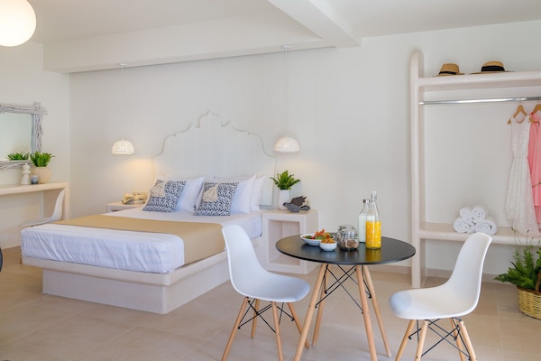 Quarto Quádruplo | Roupa hipoalergénica, cofre no quarto, secretária