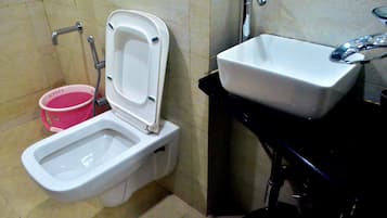 Quarto casal ou duplo luxo, para não fumantes, vista para a cidade | Banheiro | Chuveiro, chuveiro com efeito de chuva, produtos de toalete grátis