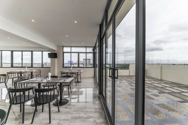 Café da manhã com buffet grátis todos os dias