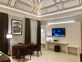 Quarto quádruplo executivo, várias camas, vista para a cidade | Roupas de cama premium