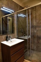 Quarto luxo | Banheiro | Produtos de toalete grátis, secador de cabelo, bidê, toalhas de banho