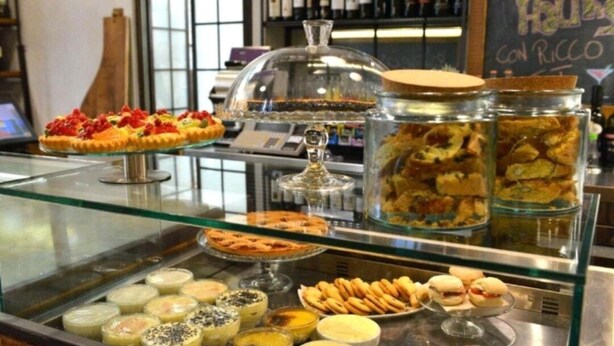 Vitrine de uma padaria com diversos doces e sobremesas.