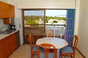 Apartamento, 1 quarto, varanda | Sala de estar | TV de ecrã plano 