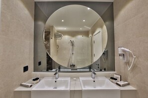 Suíte | Banheiro | Produtos de toalete grátis, secador de cabelo, chinelos