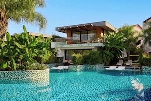 Suite (Lake House Swim-Up) | Minibar grátis, cofre no quarto, secretária