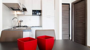 Apartamento, 1 quarto (Blu) | Kitchenette privada | Um frigorífico/congelador grande, um forno, uma placa de cozinha