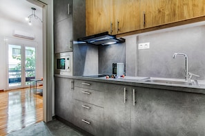 Apartamento | Cozinha privada | Um frigorífico, um micro-ondas, uma placa de cozinha 