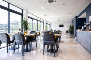 Pequeno-almoço tipo buffet diário mediante uma taxa 