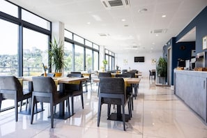 Pequeno-almoço tipo buffet diário mediante uma taxa