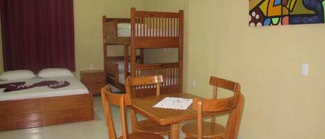 Quarto quádruplo | Frigobar, Wi-Fi de cortesia, roupa de cama