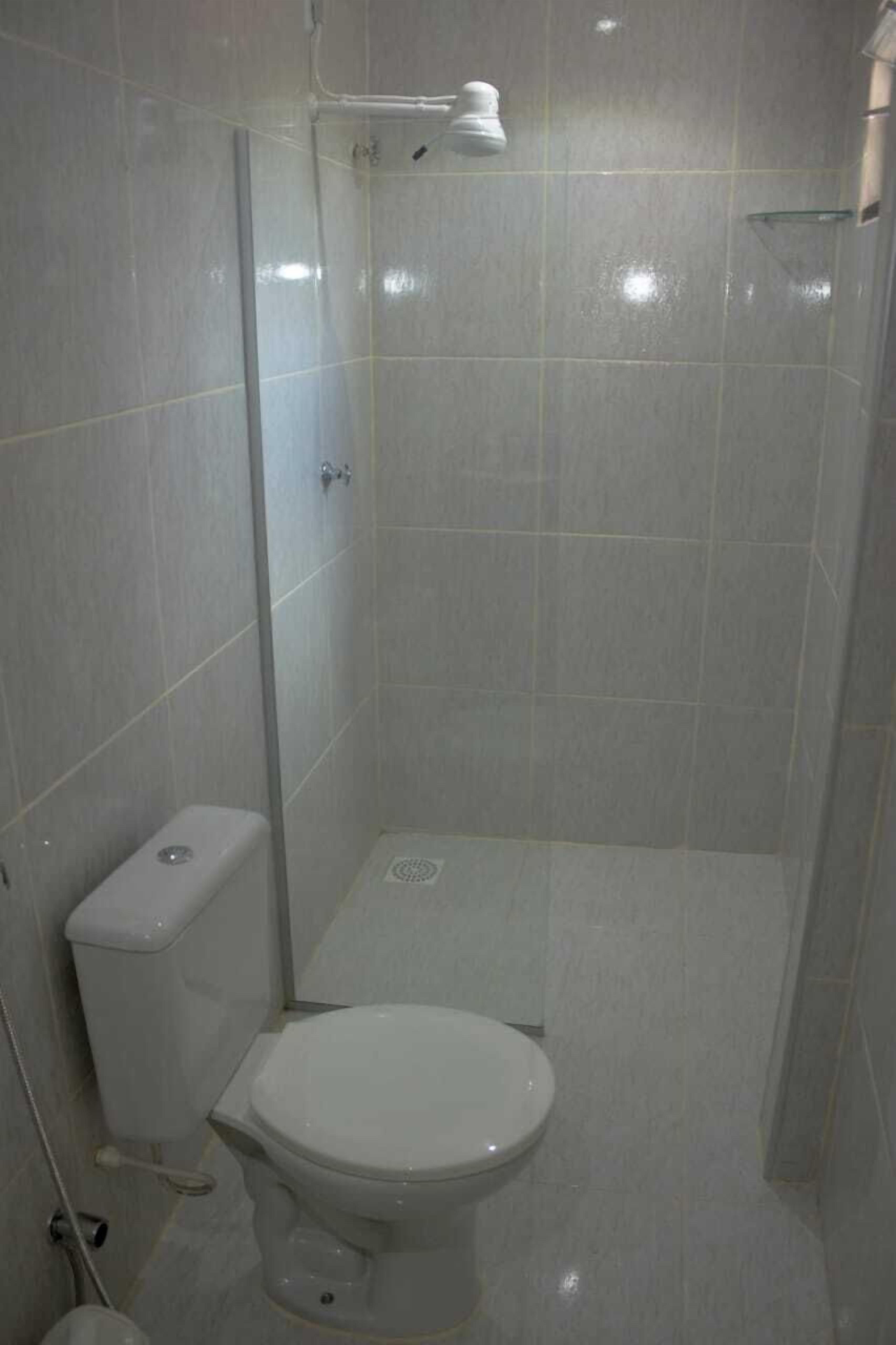 Chuveiro, toalhas de banho