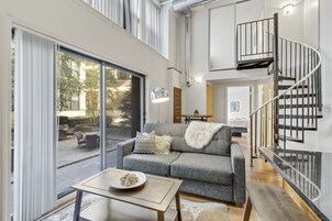 Apartamento Elite, 2 quartos, não fumadores, 2 casas de banho | Sala de estar | Smart TV de 32 de polegadas com canais digitais, televisor, Netflix 