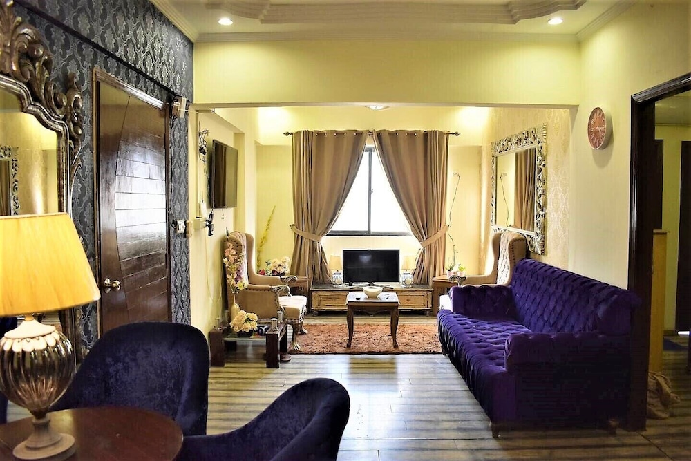 Comfortable- 3 Bedroom Entire Apartment - Karachi