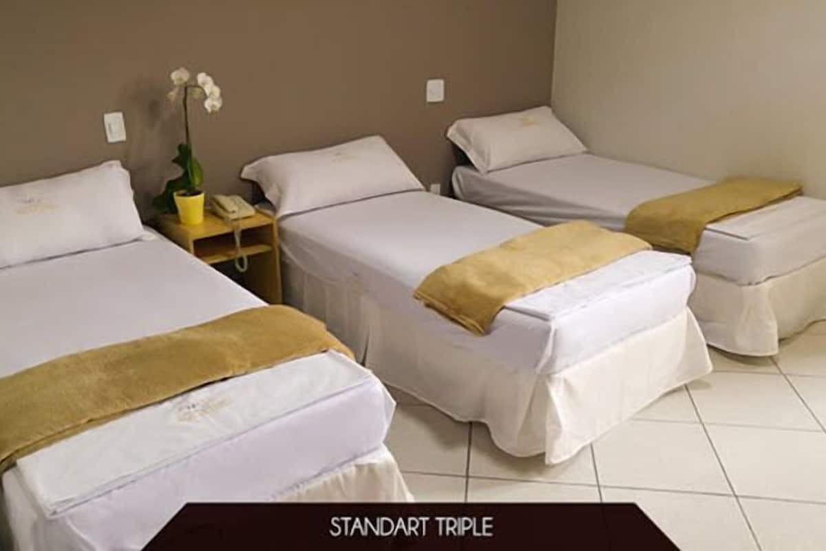 Quarto Triplo | Minibar, secretária, ferro/tábua de engomar, Wi-fi grátis