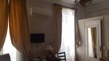 Quarto triplo | Individualmente decorados, individualmente mobiliados, escrivaninha