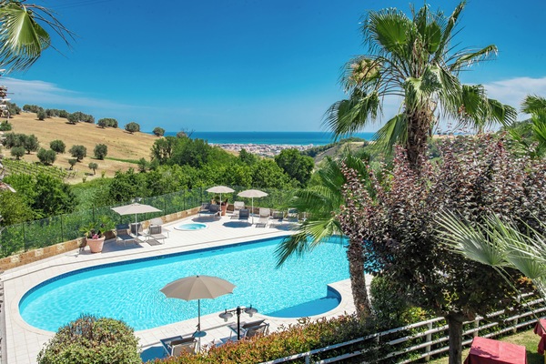 Piscina externa sazonal, guarda-sóis, espreguiçadeiras