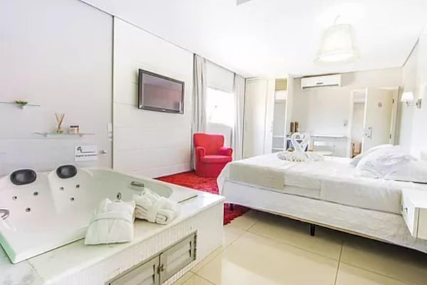 Suite de Luxo | Banheira de hidromassagem privativa