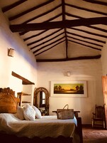 Studio | Roupas de cama premium, escrivaninha, espaço de trabalho para notebook