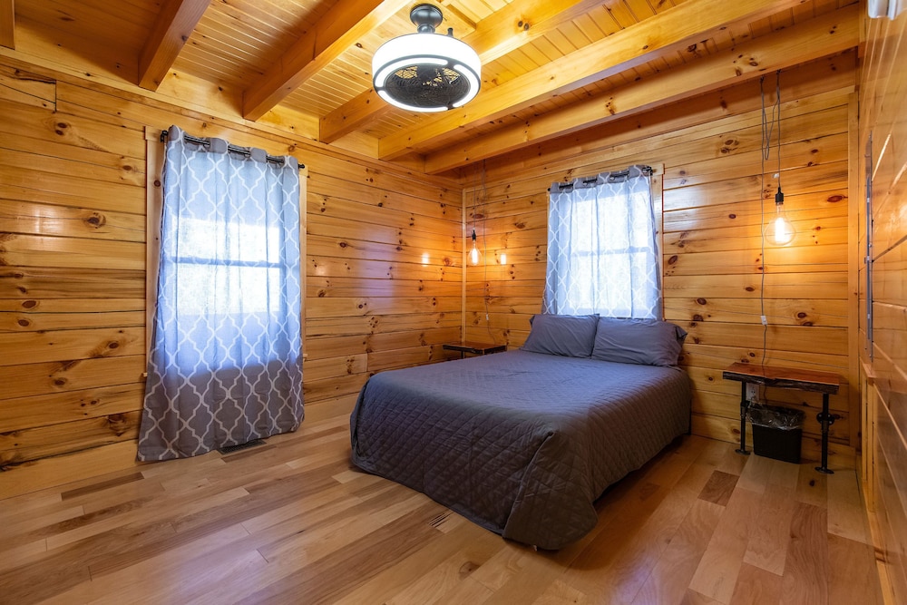 Hot Tub & Wifi - Family Log Cabin - Cozy Canopy - Red River Gorge, Kentucky! - Slade, KY