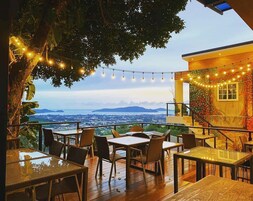 Café da manhã, almoço e jantar; local e internacional 