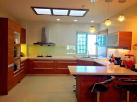 Villa, vista para o jardim | Cozinha partilhada | Um frigorífico/congelador grande, um micro-ondas, um forno 