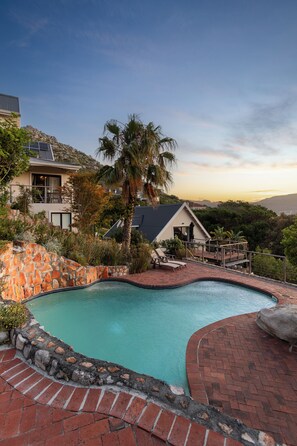 Piscina externa, guarda-sóis, espreguiçadeiras