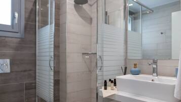 Villa, 3 quartos | Casa de banho | Um polibã, artigos de higiene pessoal grátis, um secador de cabelo