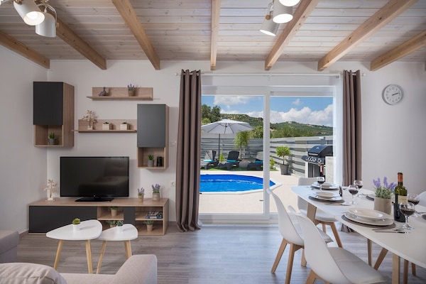 Vila, piscina particular | Sala de estar | TV de tela plana