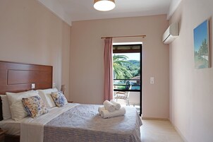 Quarto casal ou duplo standard, vista para a piscina | Cofres nos quartos, ferros/tábuas de passar roupa, Wi-Fi de cortesia