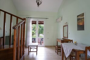 Dúplex Familiar, 1 quarto, vista para a piscina | Sala de estar