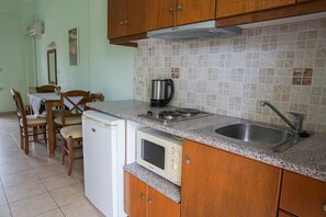Dúplex Familiar, 1 quarto, vista para a piscina | Cozinha privada | Um frigorífico, um forno, uma placa de cozinha, uma chaleira elétrica 