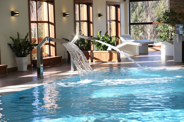 Piscina interna, piscina externa sazonal, espreguiçadeiras