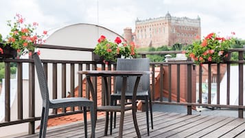Terraço com espreguiçadeiras