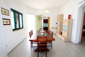 Apartamento, 2 quartos, não fumadores | Sala de estar | TV de ecrã plano