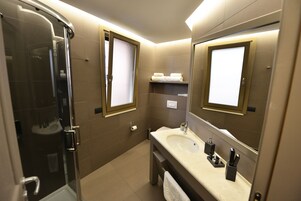 Quarto Superior | Casa de banho | Um polibã, artigos de higiene pessoal grátis, um secador de cabelo 