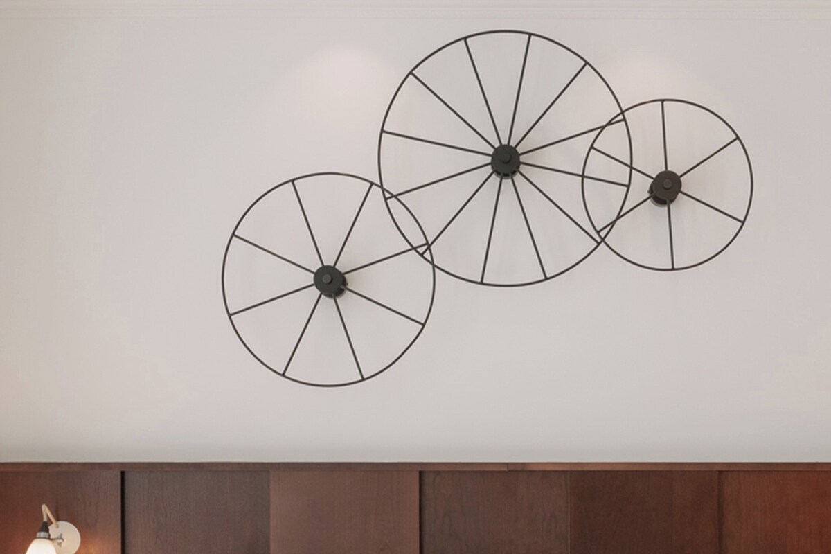 Teto com três peças de arte circular na parede.