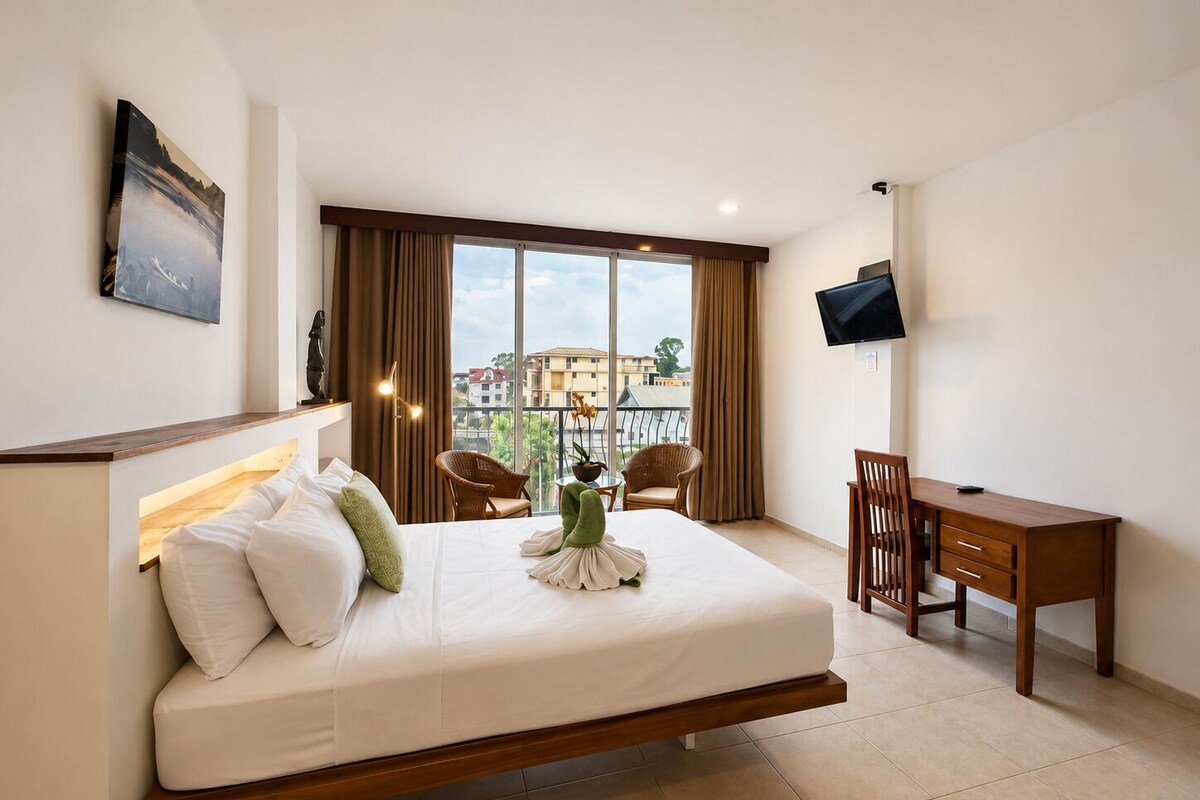 Quarto casal luxo | Cofres nos quartos, escrivaninha, espaço de trabalho para notebook