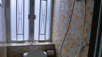 Quarto triplo (3 Twin Beds) | Banheiro | Chuveiro, produtos de toalete grátis, chinelos, toalhas de banho