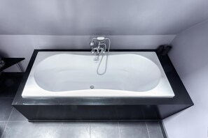Apartamento Deluxe | Casa de banho | Um polibã e uma banheira separados, uma banheira de imersão total 