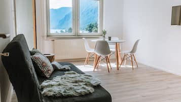 Apartamento, 1 quarto, sacada, vista para o lago | Área de estar | TV LCD