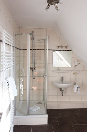 Quarto Individual Cidade | Casa de banho | Um polibã, artigos de higiene pessoal grátis, um secador de cabelo 