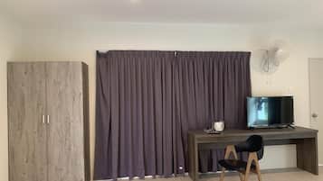 Quarto Familiar, vista para a montanha | Secretária, ferro/tábua de engomar, Wi-fi grátis