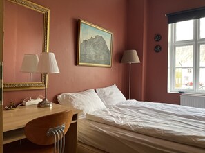 Quarto Duplo ou Twin Básico, casa de banho partilhada | Wi-fi grátis, roupa de cama fornecida 