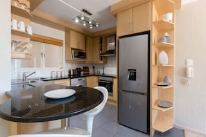 Apartamento (2 Bedrooms) | Cozinha privada | Um frigorífico/congelador grande, um micro-ondas, um forno